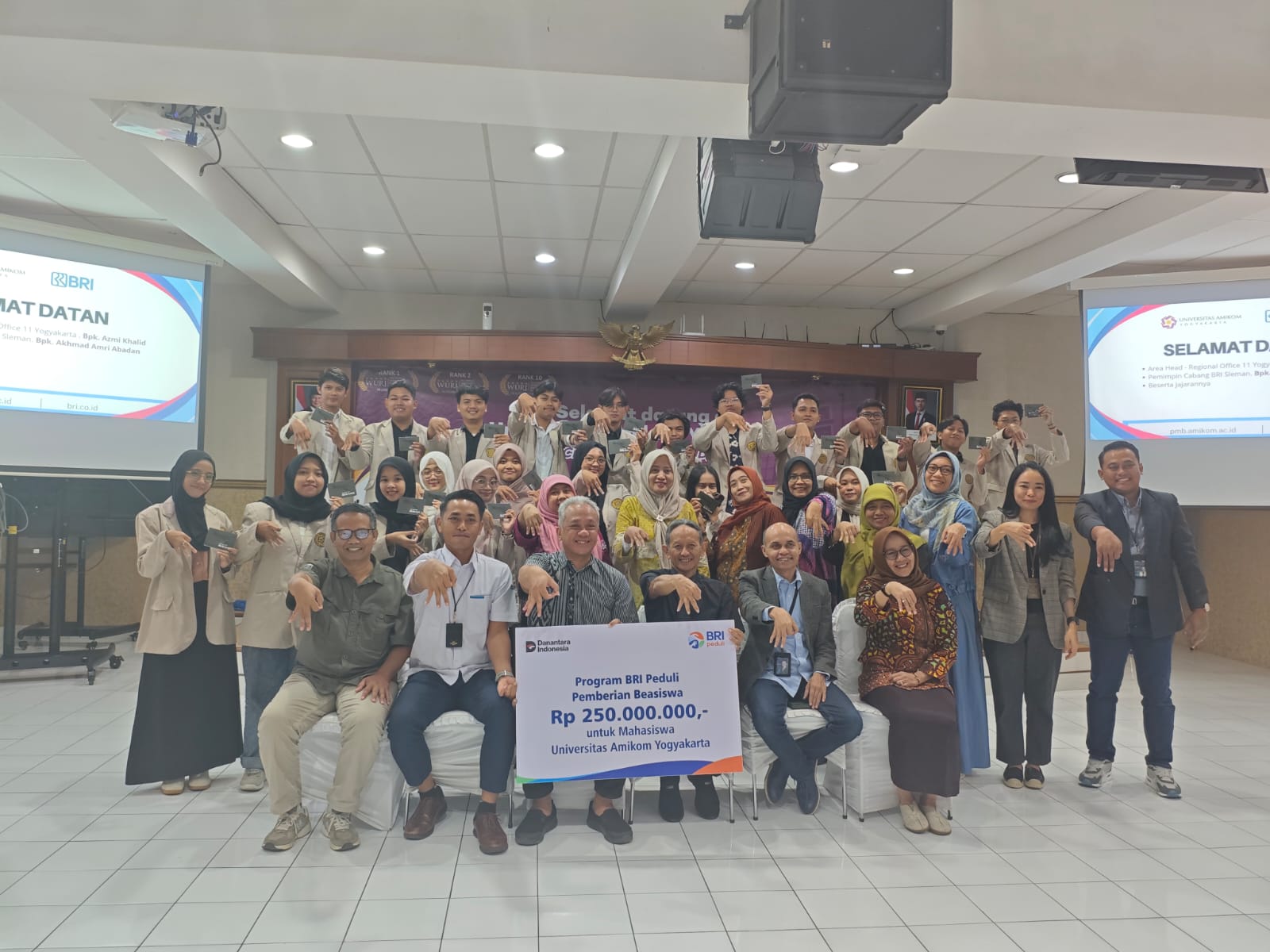 BRI Serahkan Beasiswa Senilai Rp250 Juta kepada 125 Mahasiswa Universitas Amikom Yogyakarta ...